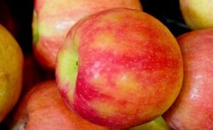 What does a Pink Lady Apple Taste Like? - KitchenVile